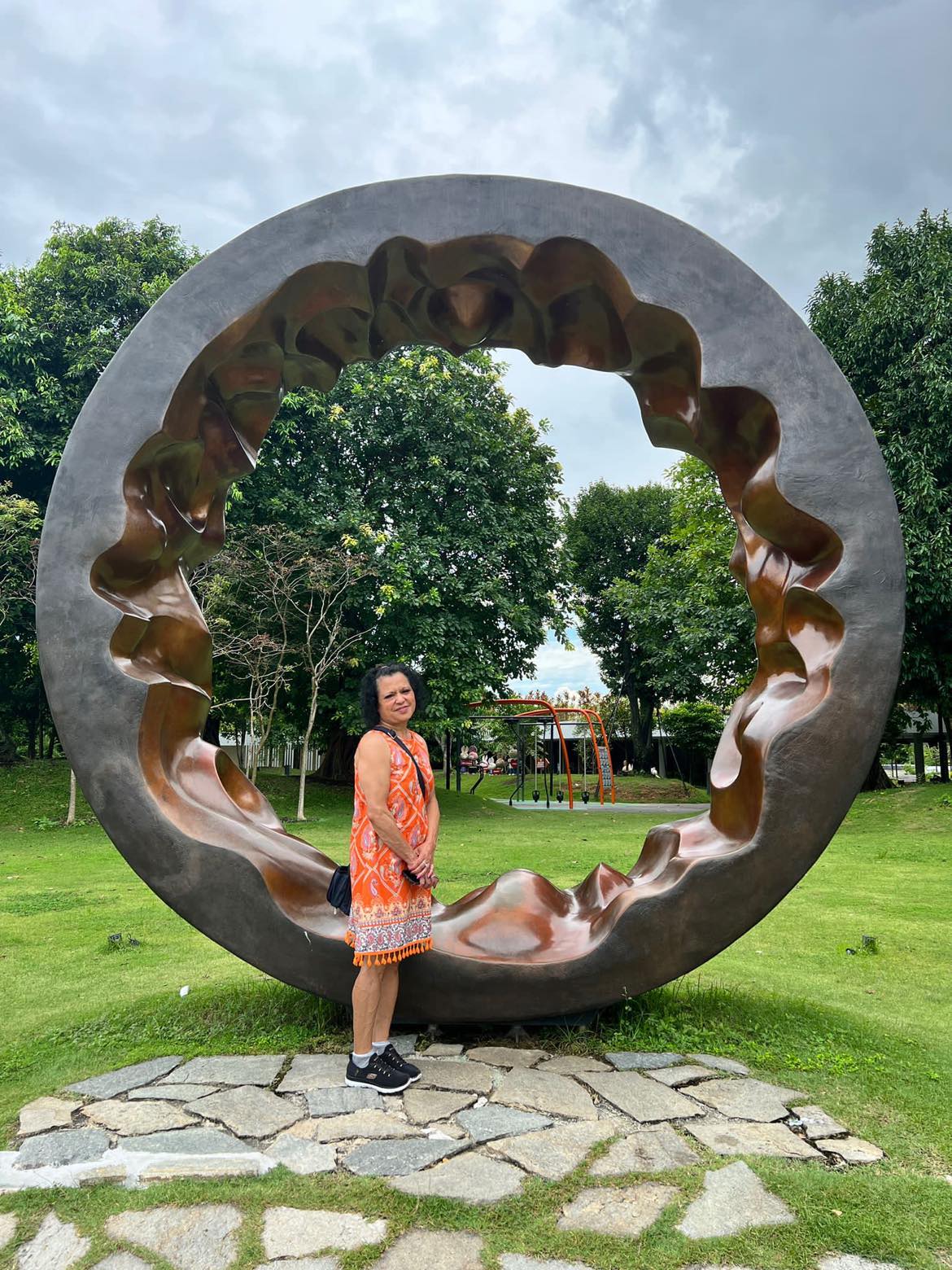 GBB Moongate gets a visit – Chong Fah Cheong, sculptor – What's happening